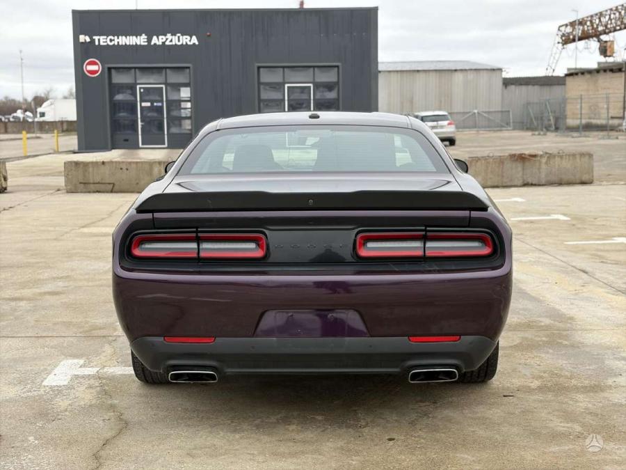 Violets Dodge Challenger 2022 Šauļi, ar dzinēja tilpumu 5.70 L un nobraukumu 44 tūkst. km par 19900 €, foto 5 vietnē AUTOMOTO.COM.LV