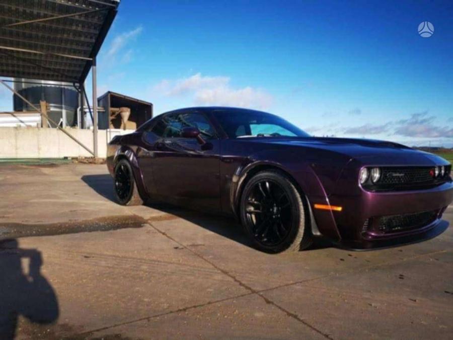 Violets Dodge Challenger 2022 Šauļi, ar dzinēja tilpumu 6.42 L un nobraukumu 63 tūkst. km par 35500 €, foto 2 vietnē AUTOMOTO.COM.LV