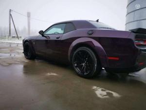 Violets Dodge Challenger 2022 Šauļi, ar dzinēja tilpumu 6.42 L un nobraukumu 63 tūkst. km par 35500 €, foto 4 vietnē AUTOMOTO.COM.LV