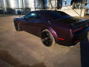 Violets Dodge Challenger 2022 Šauļi, ar dzinēja tilpumu 6.42 L un nobraukumu 63 tūkst. km par 35500 €, foto 6 vietnē AUTOMOTO.COM.LV