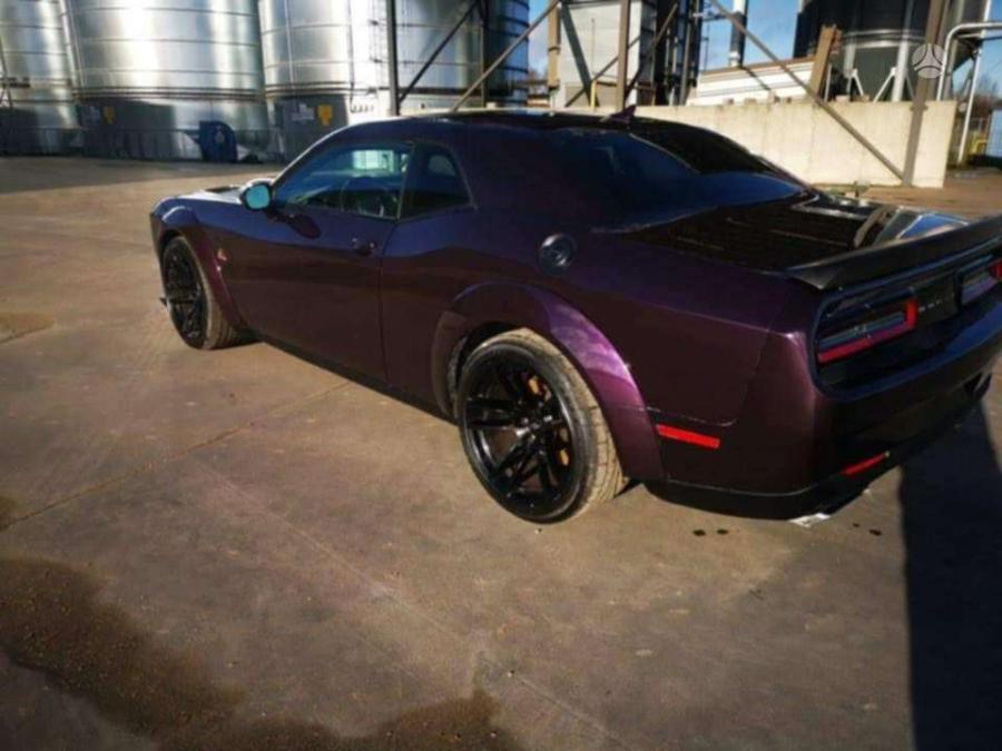 Violets Dodge Challenger 2022 Šauļi, ar dzinēja tilpumu 6.42 L un nobraukumu 63 tūkst. km par 35500 €, foto 6 vietnē AUTOMOTO.COM.LV