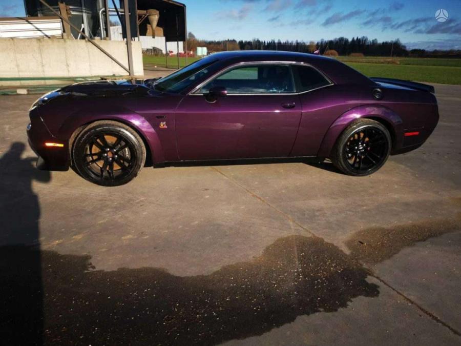 Violets Dodge Challenger 2022 Šauļi, ar dzinēja tilpumu 6.42 L un nobraukumu 63 tūkst. km par 35500 €, foto 7 vietnē AUTOMOTO.COM.LV