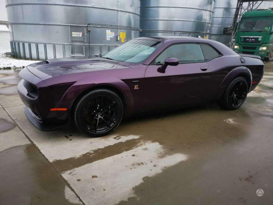 Violets Dodge Challenger 2022 Šauļi, ar dzinēja tilpumu 6.42 L un nobraukumu 63 tūkst. km par 35500 €, foto 8 vietnē AUTOMOTO.COM.LV