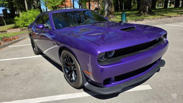 Violet Dodge Challenger 2023 in Gargzdai, with an engine capacity of 6.42 L and mileage of 3 thousand km for 31500 €, photo 1 on AUTOMOTO.COM.LV