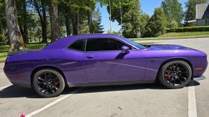 Violet Dodge Challenger 2023 in Gargzdai, with an engine capacity of 6.42 L and mileage of 3 thousand km for 31500 €, photo 3 on AUTOMOTO.COM.LV