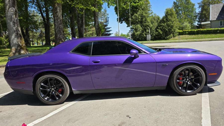 Violet Dodge Challenger 2023 in Gargzdai, with an engine capacity of 6.42 L and mileage of 3 thousand km for 31500 €, photo 3 on AUTOMOTO.COM.LV