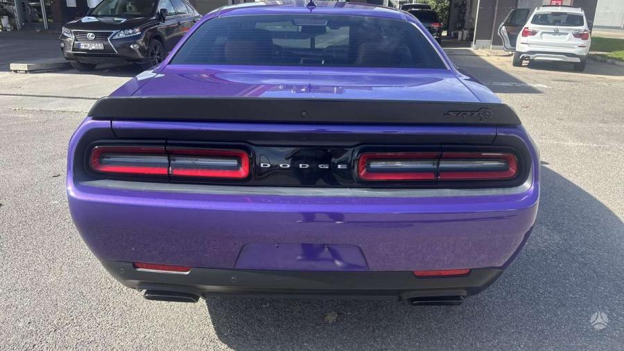 Violet Dodge Challenger 2023 in Panevezys, with an engine capacity of 6.20 L and mileage of 23 thousand km for 56900 €, photo 4 on AUTOMOTO.COM.LV