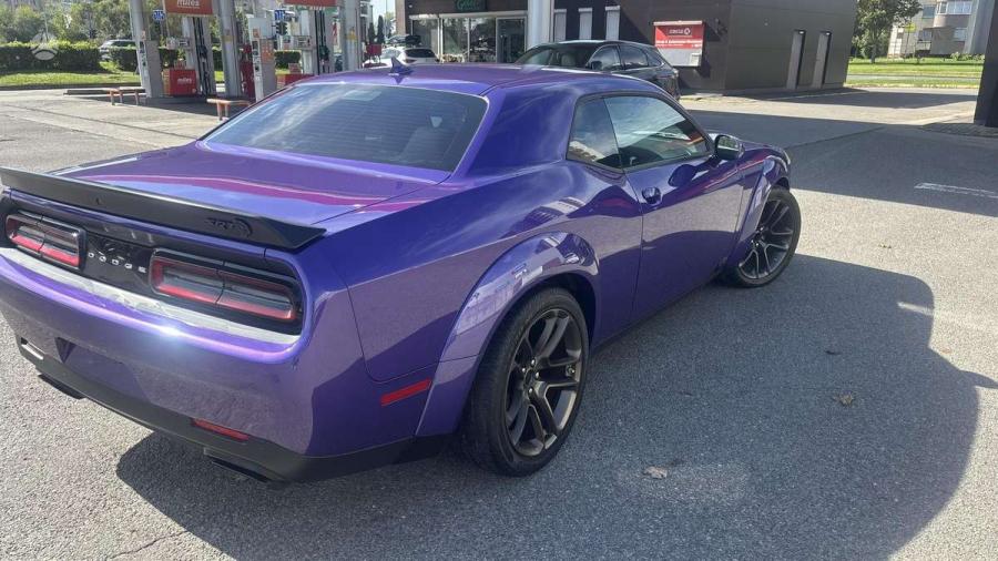 Violet Dodge Challenger 2023 in Panevezys, with an engine capacity of 6.20 L and mileage of 23 thousand km for 56900 €, photo 5 on AUTOMOTO.COM.LV