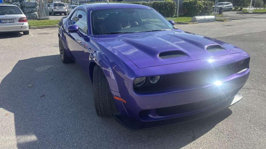 Violet Dodge Challenger 2023 in Panevezys, with an engine capacity of 6.20 L and mileage of 23 thousand km for 56900 €, photo 6 on AUTOMOTO.COM.LV
