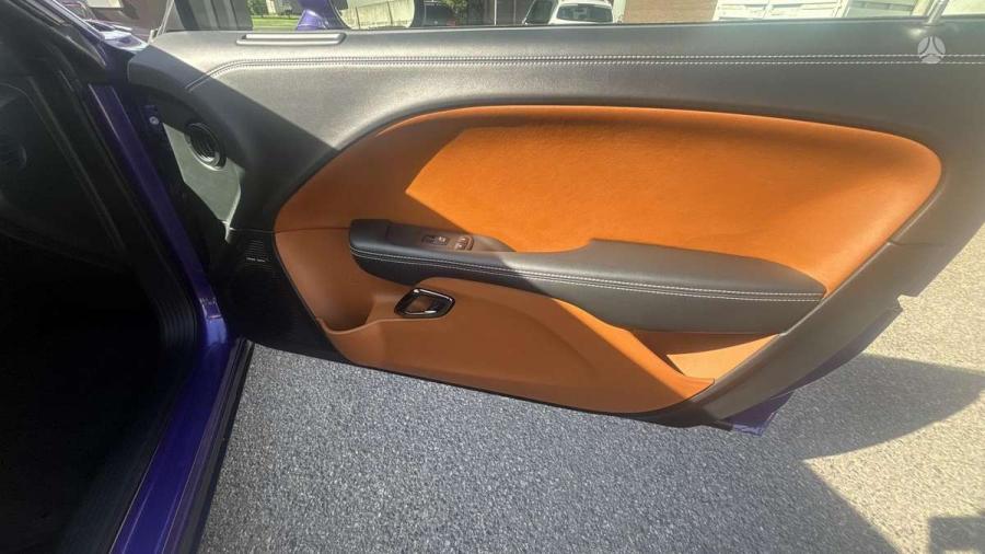 Violet Dodge Challenger 2023 in Panevezys, with an engine capacity of 6.20 L and mileage of 23 thousand km for 56900 €, photo 15 on AUTOMOTO.COM.LV