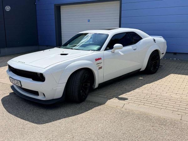 White Dodge Challenger 2012 in Vilnius, with an engine capacity of 6.40 L and mileage of 185 thousand km for 16335 €, photo 1 on AUTOMOTO.COM.LV