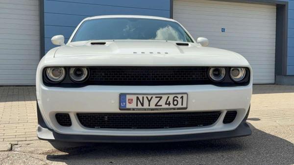 White Dodge Challenger 2012 in Vilnius, with an engine capacity of 6.40 L and mileage of 185 thousand km for 16335 €, photo 2 on AUTOMOTO.COM.LV