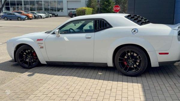 White Dodge Challenger 2012 in Vilnius, with an engine capacity of 6.40 L and mileage of 185 thousand km for 16335 €, photo 4 on AUTOMOTO.COM.LV