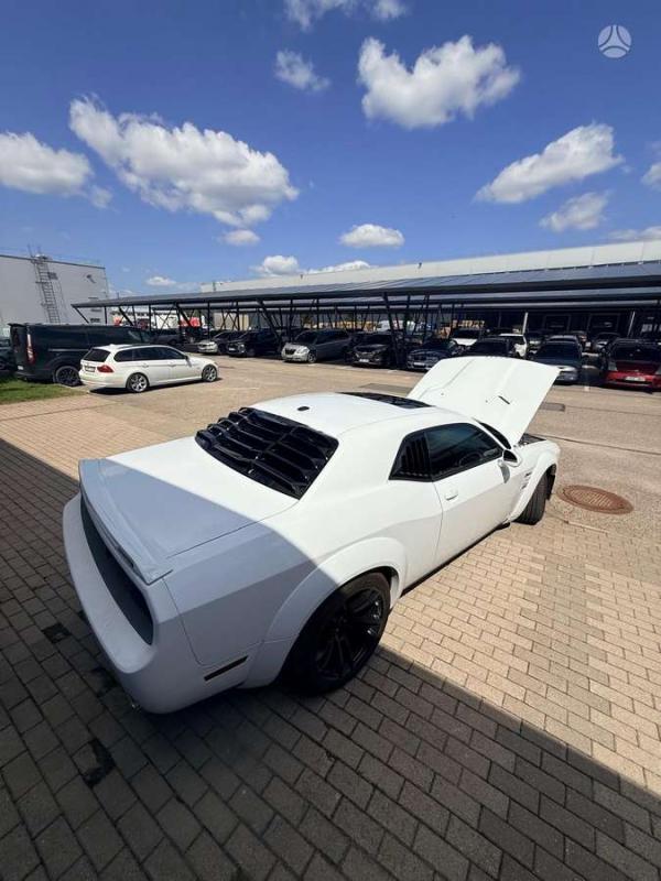 White Dodge Challenger 2012 in Vilnius, with an engine capacity of 6.40 L and mileage of 185 thousand km for 16335 €, photo 5 on AUTOMOTO.COM.LV