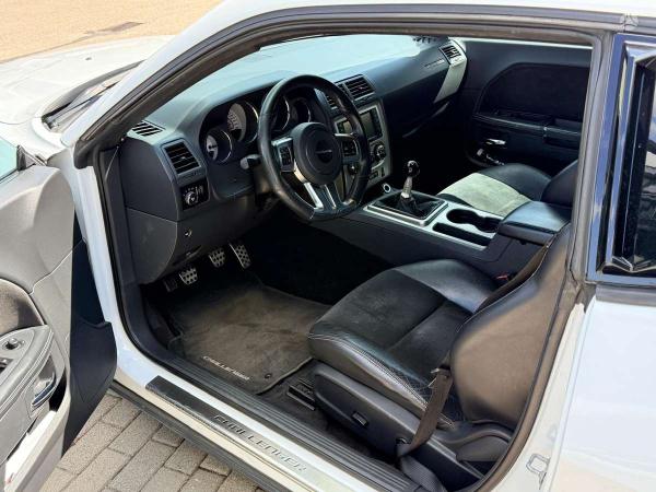 White Dodge Challenger 2012 in Vilnius, with an engine capacity of 6.40 L and mileage of 185 thousand km for 16335 €, photo 8 on AUTOMOTO.COM.LV