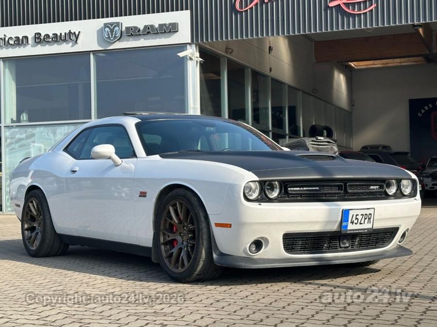 White Dodge Challenger 2015 in Tallinn, with an engine capacity of 6.40 L and mileage of 142 thousand km for 29400 €, photo 3 on AUTOMOTO.COM.LV