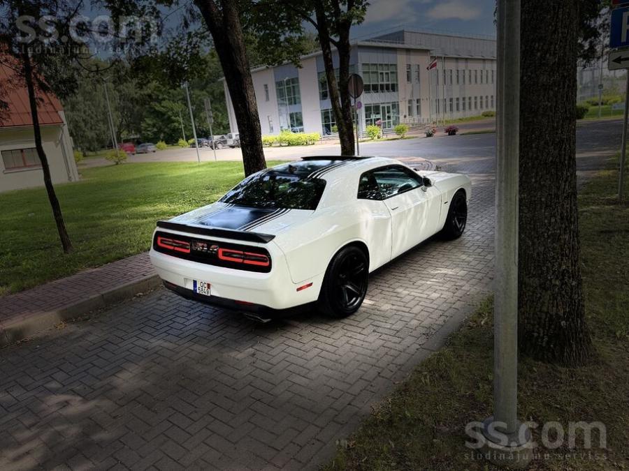 White Dodge Challenger 2015 in Jelgava, with an engine capacity of 5.70 L and mileage of 183 thousand km for 23900 €, photo 4 on AUTOMOTO.COM.LV