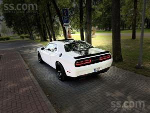 White Dodge Challenger 2015 in Jelgava, with an engine capacity of 5.70 L and mileage of 183 thousand km for 23900 €, photo 5 on AUTOMOTO.COM.LV