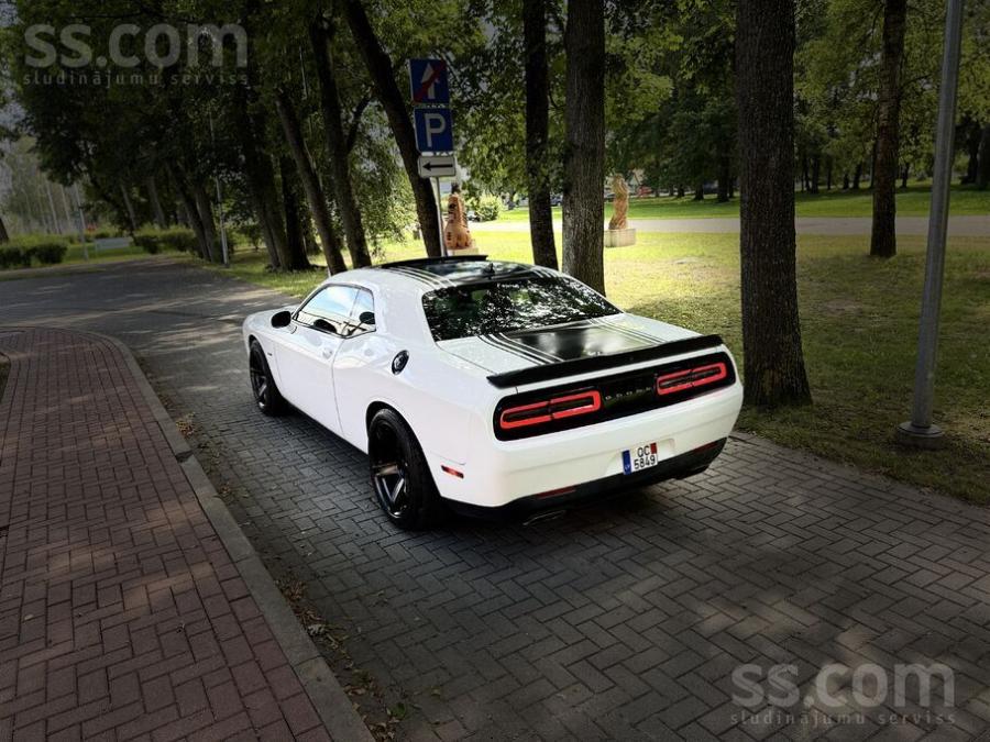 White Dodge Challenger 2015 in Jelgava, with an engine capacity of 5.70 L and mileage of 183 thousand km for 23900 €, photo 5 on AUTOMOTO.COM.LV