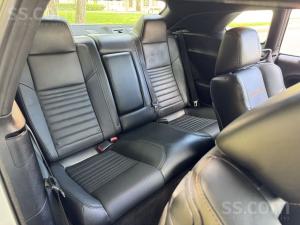 White Dodge Challenger 2015 in Jelgava, with an engine capacity of 5.70 L and mileage of 183 thousand km for 23900 €, photo 9 on AUTOMOTO.COM.LV