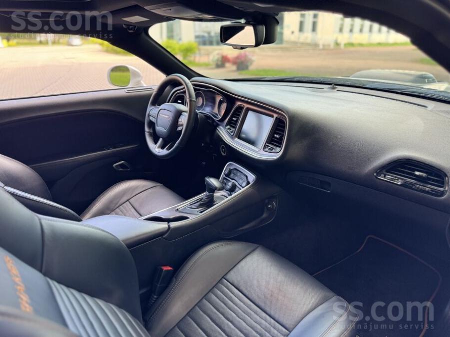 White Dodge Challenger 2015 in Jelgava, with an engine capacity of 5.70 L and mileage of 183 thousand km for 23900 €, photo 11 on AUTOMOTO.COM.LV