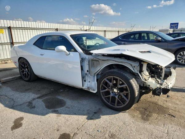 White Dodge Challenger 2016 in Kaunas, with an engine capacity of 5.65 L and mileage of 149 thousand km for 10790 €, photo 1 on AUTOMOTO.COM.LV