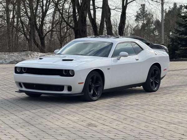 White Dodge Challenger 2017 in Vilnius, with an engine capacity of 5.65 L and mileage of 156 thousand km for 16200 €, photo 1 on AUTOMOTO.COM.LV