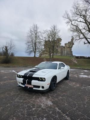 Balts Dodge Challenger 2019 Kauņa, ar dzinēja tilpumu 5.70 L un nobraukumu 95 tūkst. km par 23900 €, foto  vietnē AUTOMOTO.COM.LV