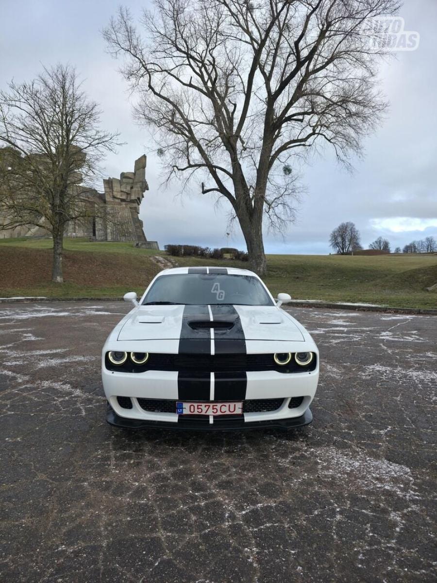 Balts Dodge Challenger 2019 Kauņa, ar dzinēja tilpumu 5.70 L un nobraukumu 95 tūkst. km par 23900 €, foto 3 vietnē AUTOMOTO.COM.LV