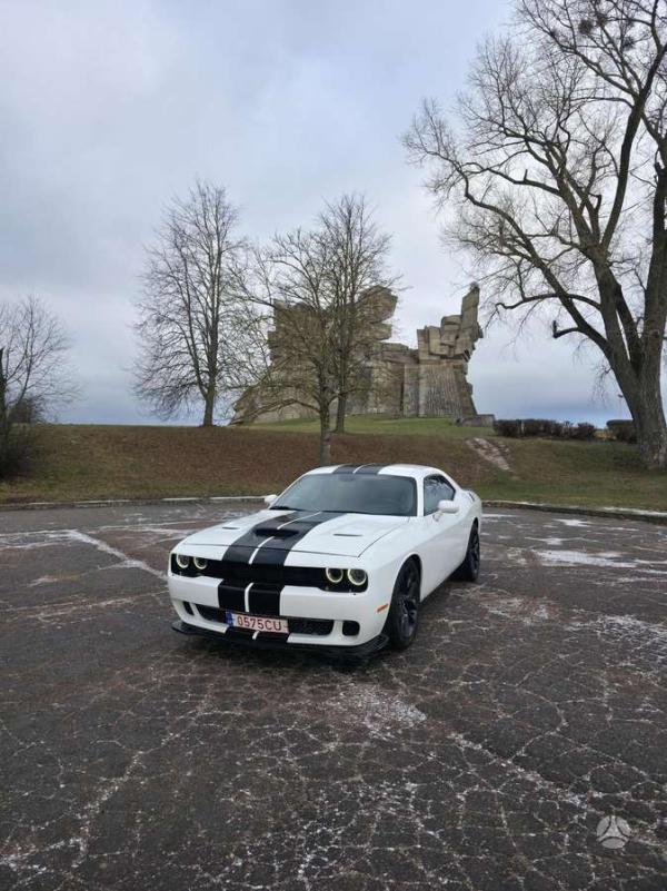 Balts Dodge Challenger 2019 Kauņa, ar dzinēja tilpumu 5.65 L un nobraukumu 94 tūkst. km par 23900 €, foto 2 vietnē AUTOMOTO.COM.LV