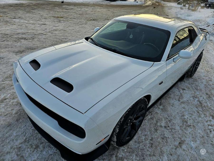 White Dodge Challenger 2019 in Siauliai, with an engine capacity of 3.60 L and mileage of 85 thousand km for 21175 €, photo 3 on AUTOMOTO.COM.LV