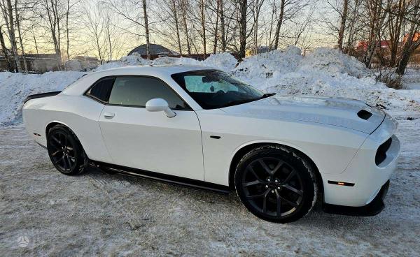 White Dodge Challenger 2019 in Siauliai, with an engine capacity of 3.60 L and mileage of 85 thousand km for 21175 €, photo 4 on AUTOMOTO.COM.LV