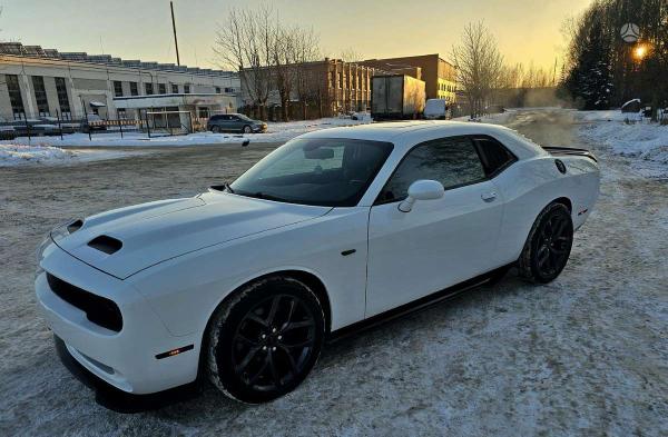 White Dodge Challenger 2019 in Siauliai, with an engine capacity of 3.60 L and mileage of 85 thousand km for 21175 €, photo 5 on AUTOMOTO.COM.LV