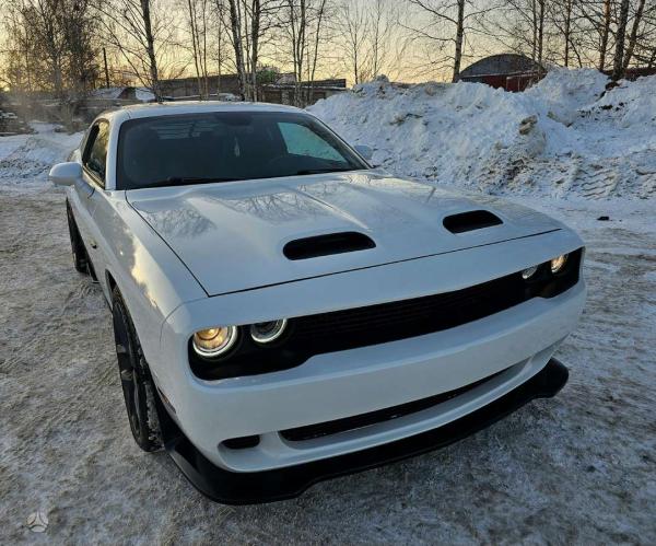 White Dodge Challenger 2019 in Siauliai, with an engine capacity of 3.60 L and mileage of 85 thousand km for 21175 €, photo 6 on AUTOMOTO.COM.LV