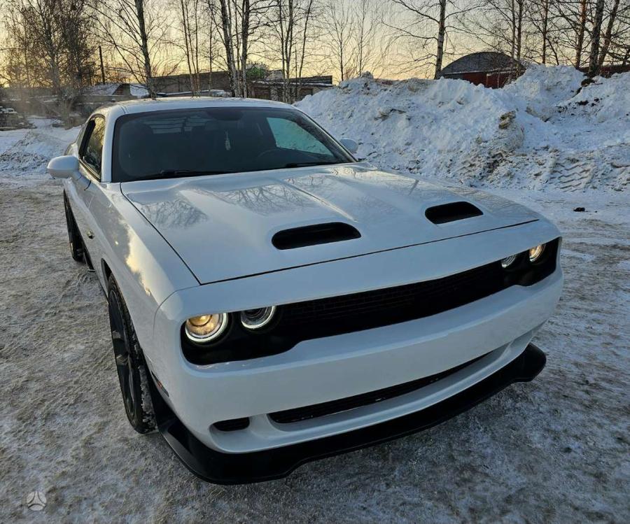 White Dodge Challenger 2019 in Siauliai, with an engine capacity of 3.60 L and mileage of 85 thousand km for 21175 €, photo 6 on AUTOMOTO.COM.LV