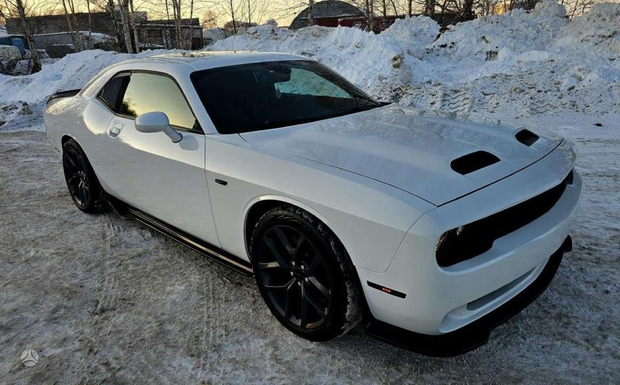White Dodge Challenger 2019 in Siauliai, with an engine capacity of 3.60 L and mileage of 85 thousand km for 21175 €, photo 7 on AUTOMOTO.COM.LV