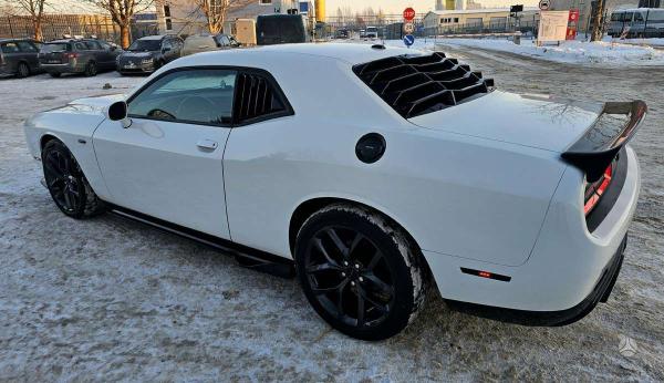 White Dodge Challenger 2019 in Siauliai, with an engine capacity of 3.60 L and mileage of 85 thousand km for 21175 €, photo 8 on AUTOMOTO.COM.LV
