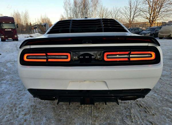 White Dodge Challenger 2019 in Siauliai, with an engine capacity of 3.60 L and mileage of 85 thousand km for 21175 €, photo 10 on AUTOMOTO.COM.LV