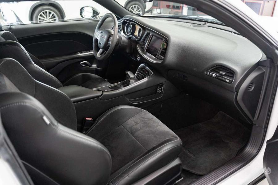 Balts Dodge Challenger 2019 Viļņa, ar dzinēja tilpumu 6.42 L un nobraukumu 54 tūkst. km par 45900 €, foto 23 vietnē AUTOMOTO.COM.LV