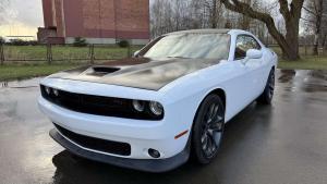 White Dodge Challenger 2020 in Klaipeda, with an engine capacity of 5.65 L and mileage of 41 thousand km for 30492 €, photo 2 on AUTOMOTO.COM.LV