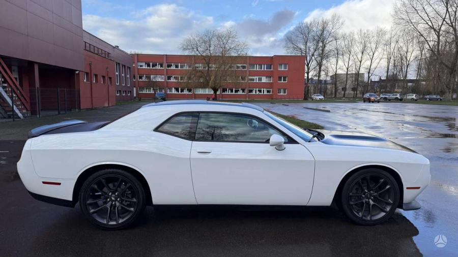 White Dodge Challenger 2020 in Klaipeda, with an engine capacity of 5.65 L and mileage of 41 thousand km for 30492 €, photo 6 on AUTOMOTO.COM.LV