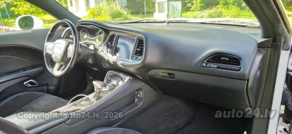 White Dodge Challenger 2020 in Tallinn, with an engine capacity of 5.70 L and mileage of 51 thousand km for 28900 €, photo 10 on AUTOMOTO.COM.LV