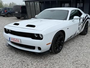 Balts Dodge Challenger 2021 Kretinga, ar dzinēja tilpumu 5.70 L un nobraukumu 88 tūkst. km par 22900 €, foto  vietnē AUTOMOTO.COM.LV