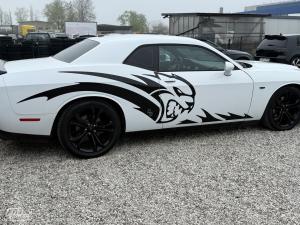 Balts Dodge Challenger 2021 Kretinga, ar dzinēja tilpumu 5.70 L un nobraukumu 88 tūkst. km par 22900 €, foto 6 vietnē AUTOMOTO.COM.LV