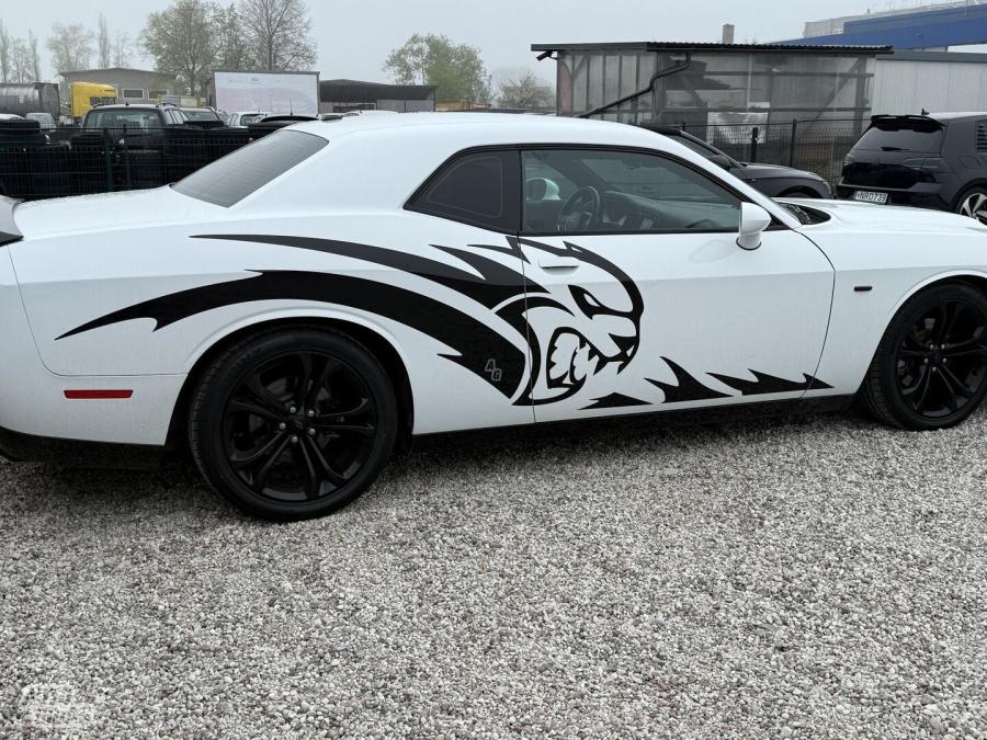 Balts Dodge Challenger 2021 Kretinga, ar dzinēja tilpumu 5.70 L un nobraukumu 88 tūkst. km par 22900 €, foto 6 vietnē AUTOMOTO.COM.LV