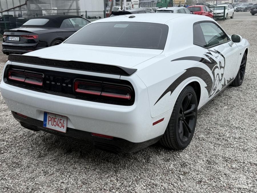 Balts Dodge Challenger 2021 Kretinga, ar dzinēja tilpumu 5.70 L un nobraukumu 88 tūkst. km par 22900 €, foto 7 vietnē AUTOMOTO.COM.LV