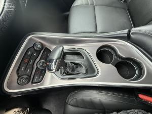 Balts Dodge Challenger 2021 Kretinga, ar dzinēja tilpumu 5.70 L un nobraukumu 88 tūkst. km par 22900 €, foto 16 vietnē AUTOMOTO.COM.LV