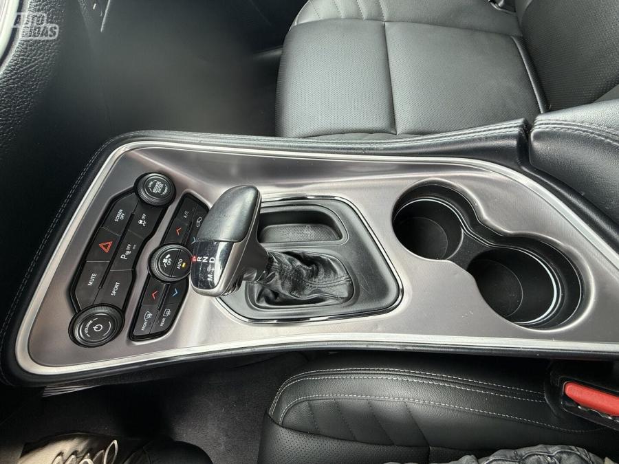 Balts Dodge Challenger 2021 Kretinga, ar dzinēja tilpumu 5.70 L un nobraukumu 88 tūkst. km par 22900 €, foto 16 vietnē AUTOMOTO.COM.LV
