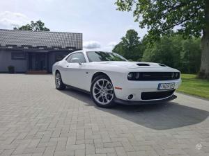 Balts Dodge Challenger 2022 Telšiai, ar dzinēja tilpumu 3.60 L un nobraukumu 73 tūkst. km par 17500 €, foto  vietnē AUTOMOTO.COM.LV