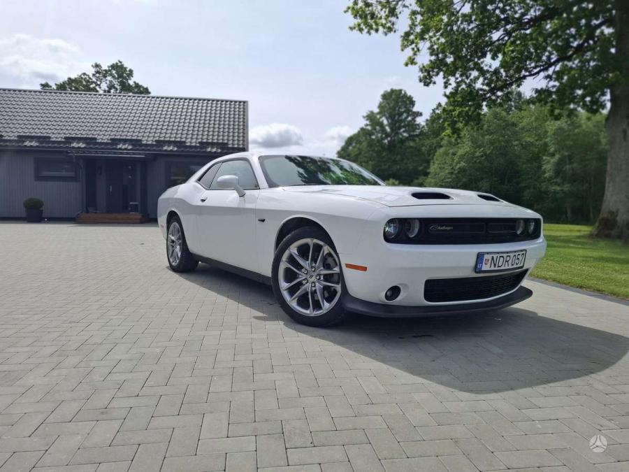Balts Dodge Challenger 2022 Telšiai, ar dzinēja tilpumu 3.60 L un nobraukumu 73 tūkst. km par 17500 €, foto 1 vietnē AUTOMOTO.COM.LV
